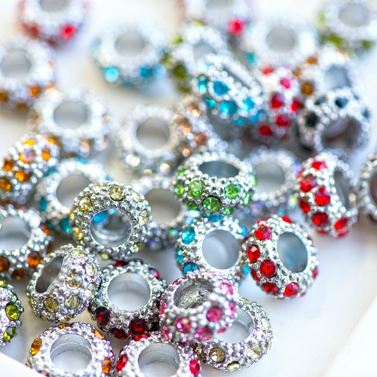 Евробусины со стразами разного цвета 5 шт./ Металлические бусины с большим отверстием, размер 11х6 мм, цвет платина