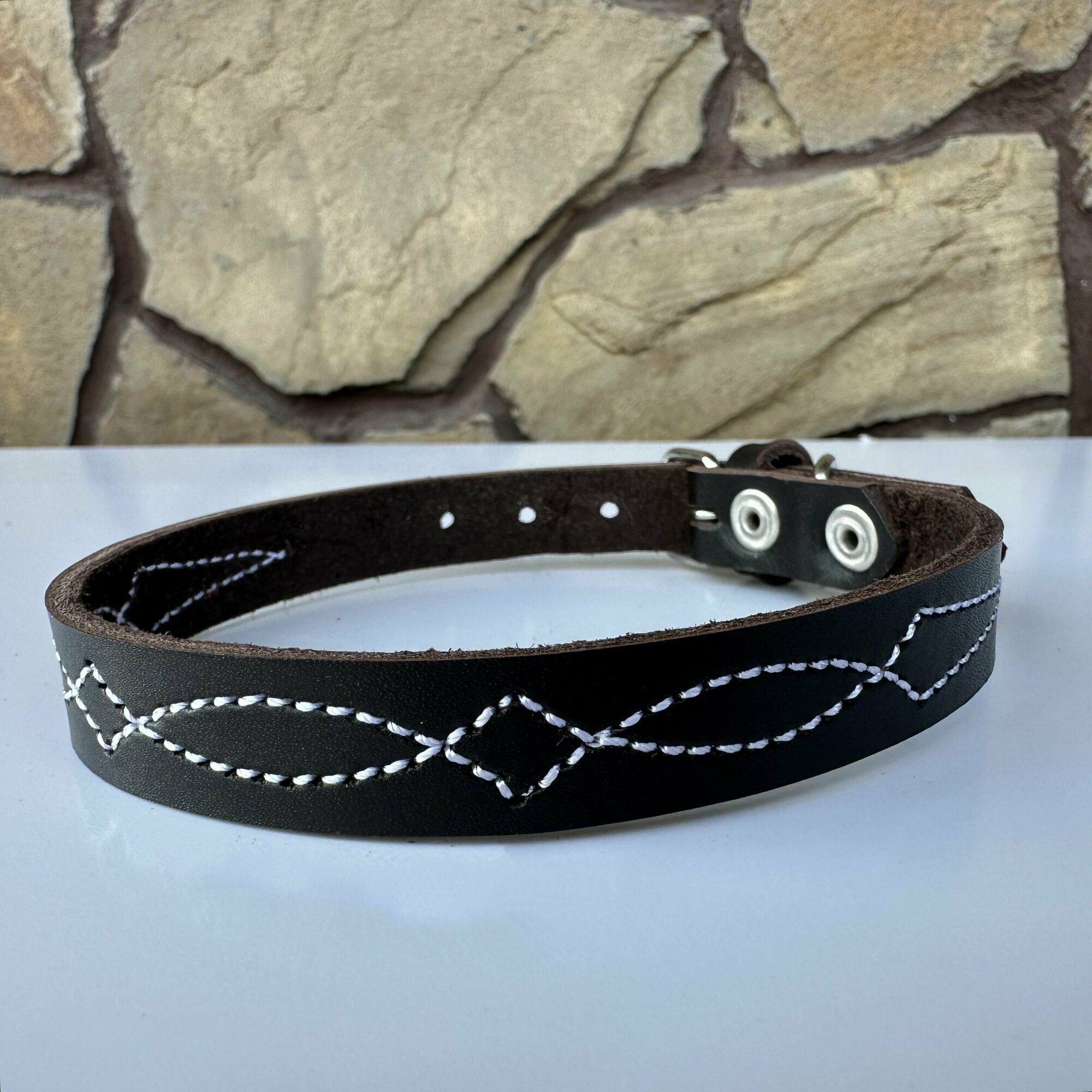 Ошейник с орнаментом для собак мелких и средних пород из натуральной кожи; темно-коричневый