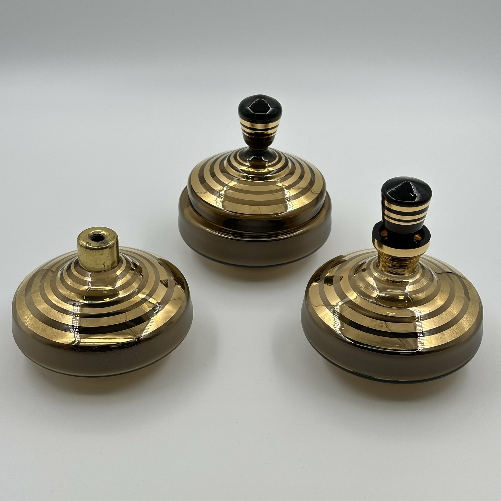 Парфюмерный дамский набор дымчатого оттенка (флакон, пудреница, пульверизатор)