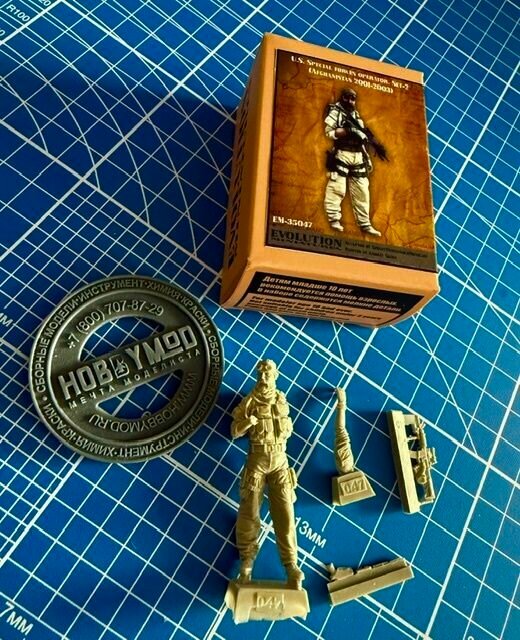 EM-35048 Фигурка для самостоятельной росписи 1:35 U.S. Special Forces Operator (Afghanistan 2001-2003) - 3 and Afghan man