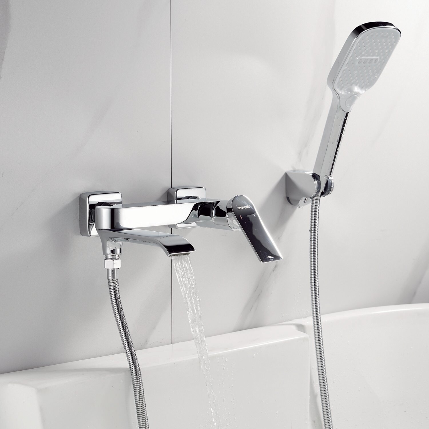 Смеситель для ванны с коротким поворотным изливом Shevanik