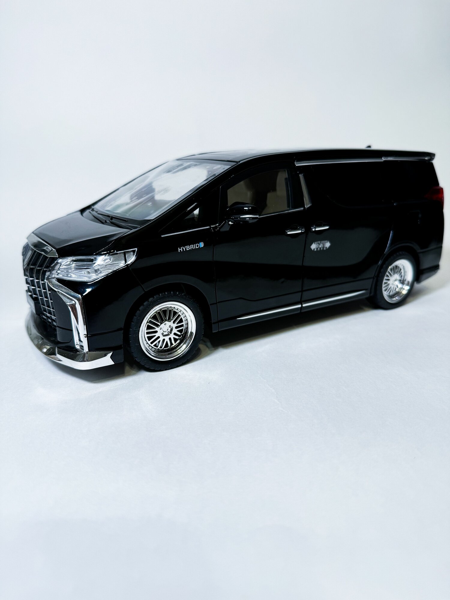 Машинка Металлическая моделька Toyota Alphard 1:18 с электро приводом дверей