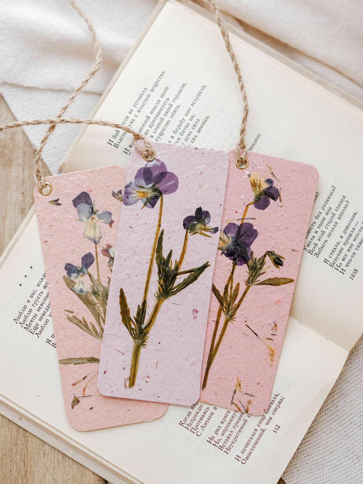 Закладки книжные ручной работы с сухоцветом, благое дело, ламинация, 3 штуки