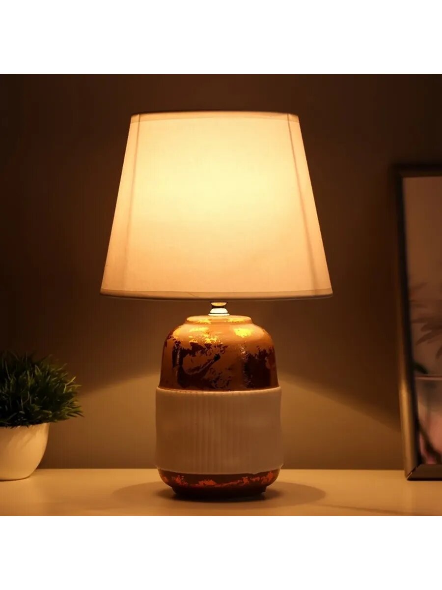 Эстетичная настольная лампа в бежево-медных оттенках