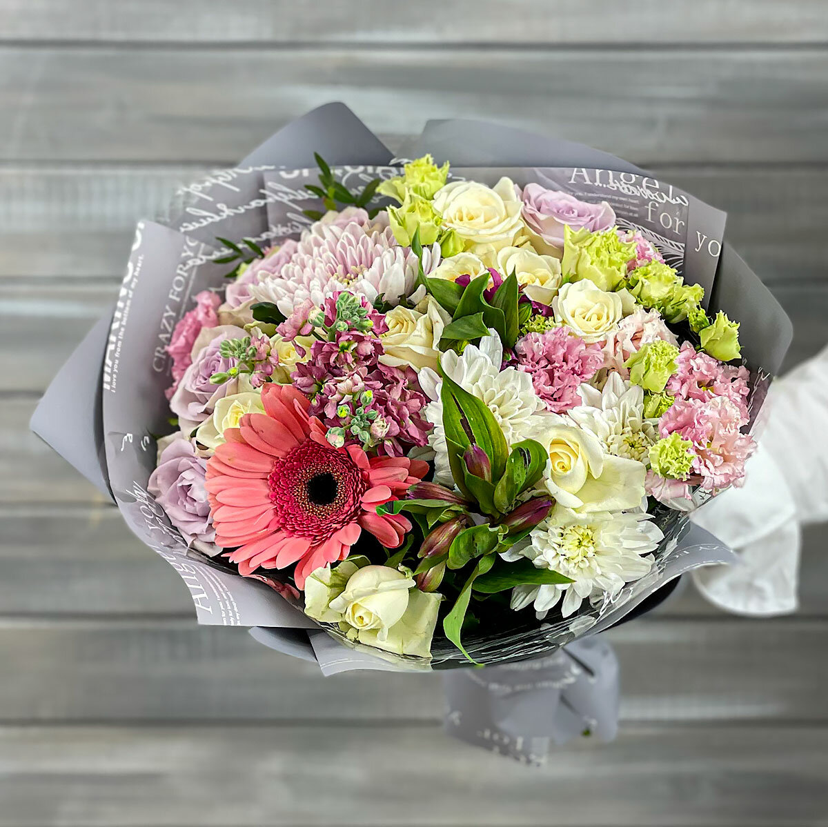 Букет Букет Маркет "Хризантемы/Розы/Лизиантусы", на стеблях, высота 34см, крафтовый