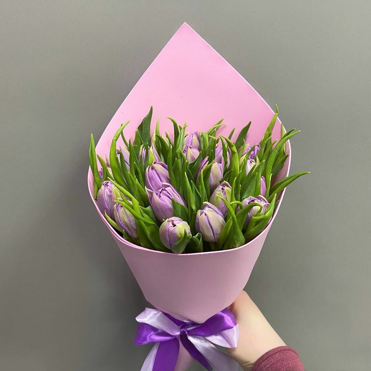 Букет из 25 пионовидных тюльпанов Дабл Прайс в розовом фоамиране