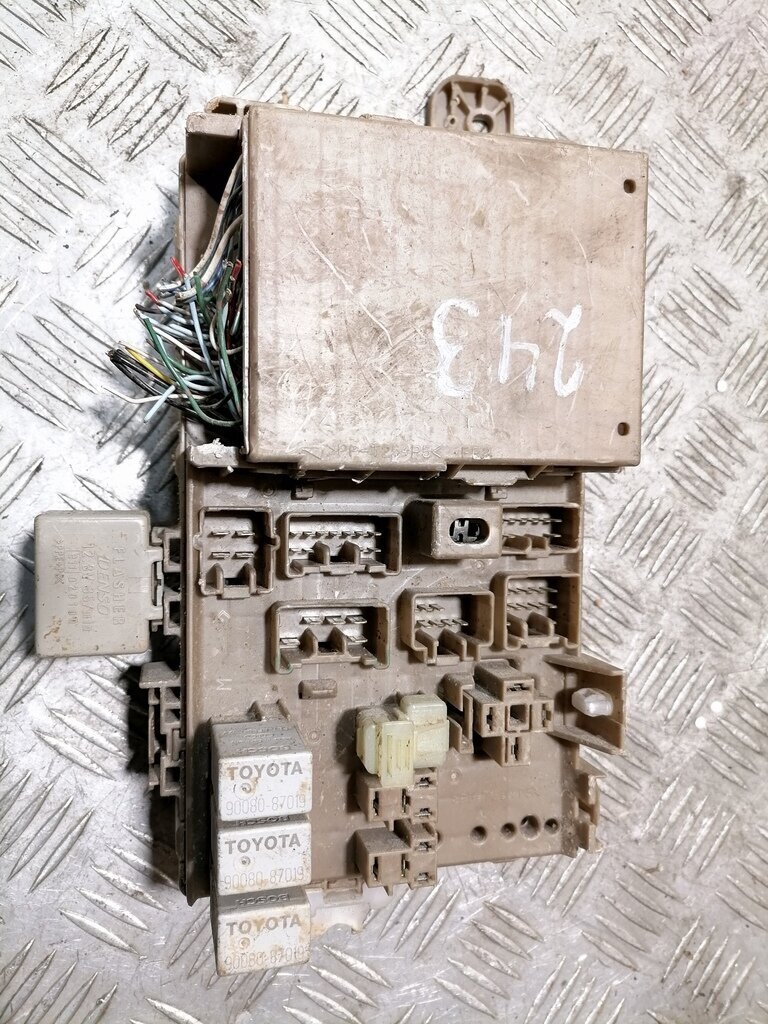 Блок предохранителей салонный TOYOTA Corolla e120 8273002040