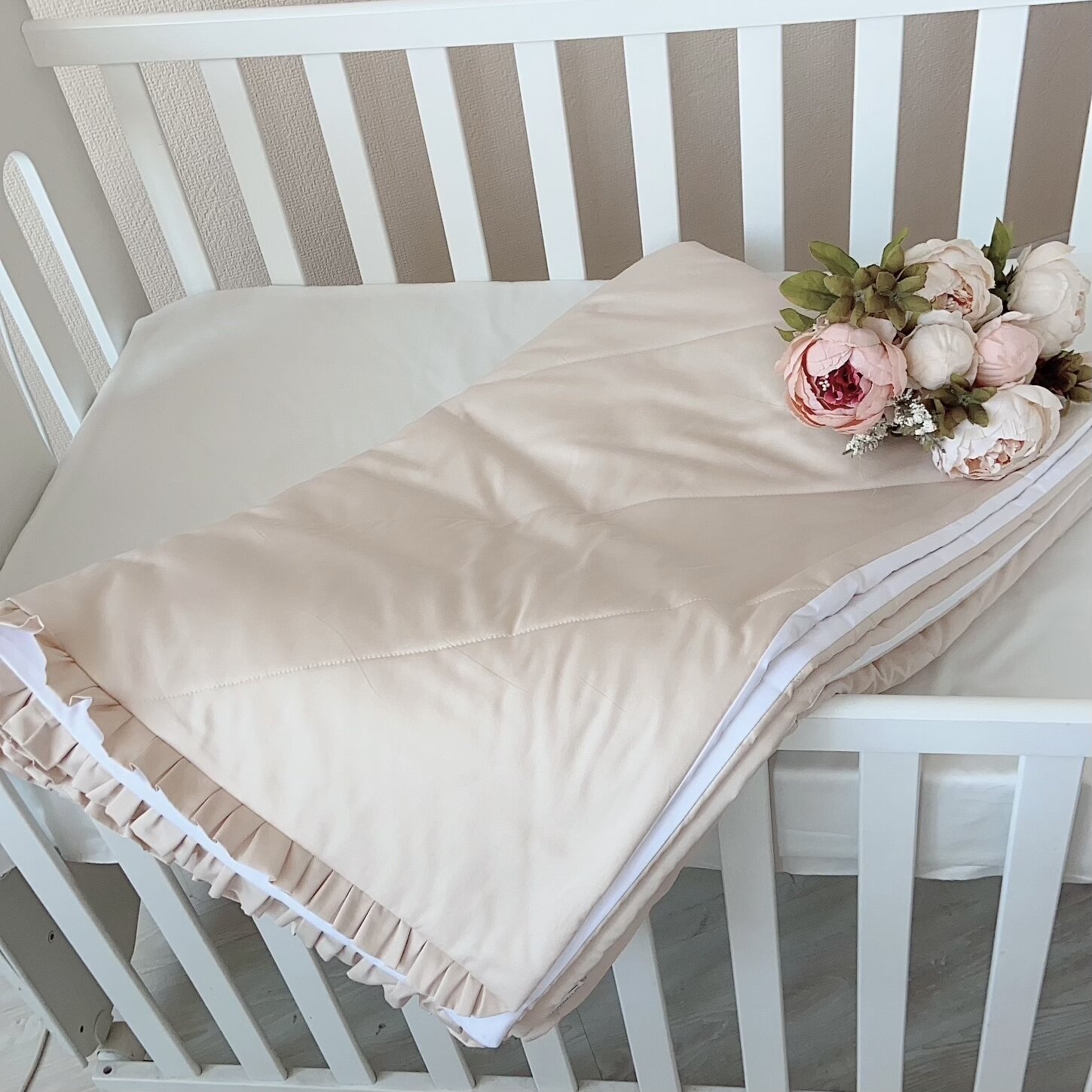 Покрывало на детскую кровать 80*200 см, KrisFi, цвет бежевый, детское, однотонное, с рюшами