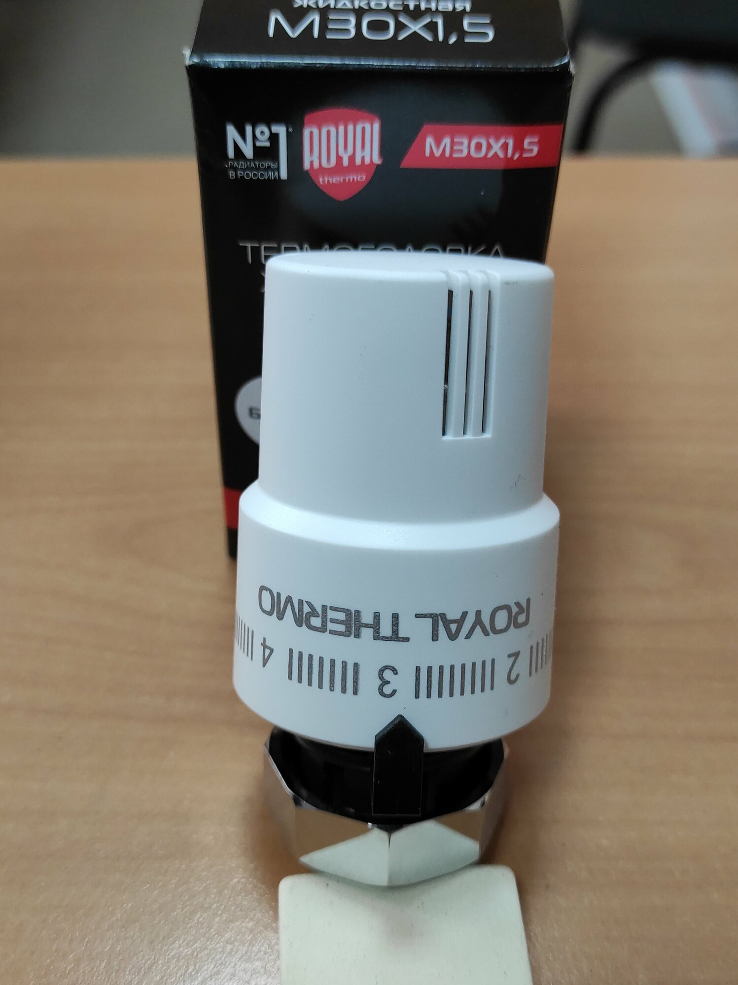 Белая жидкостная термоголовка Royal Thermo для радиатора М30 х 1,5