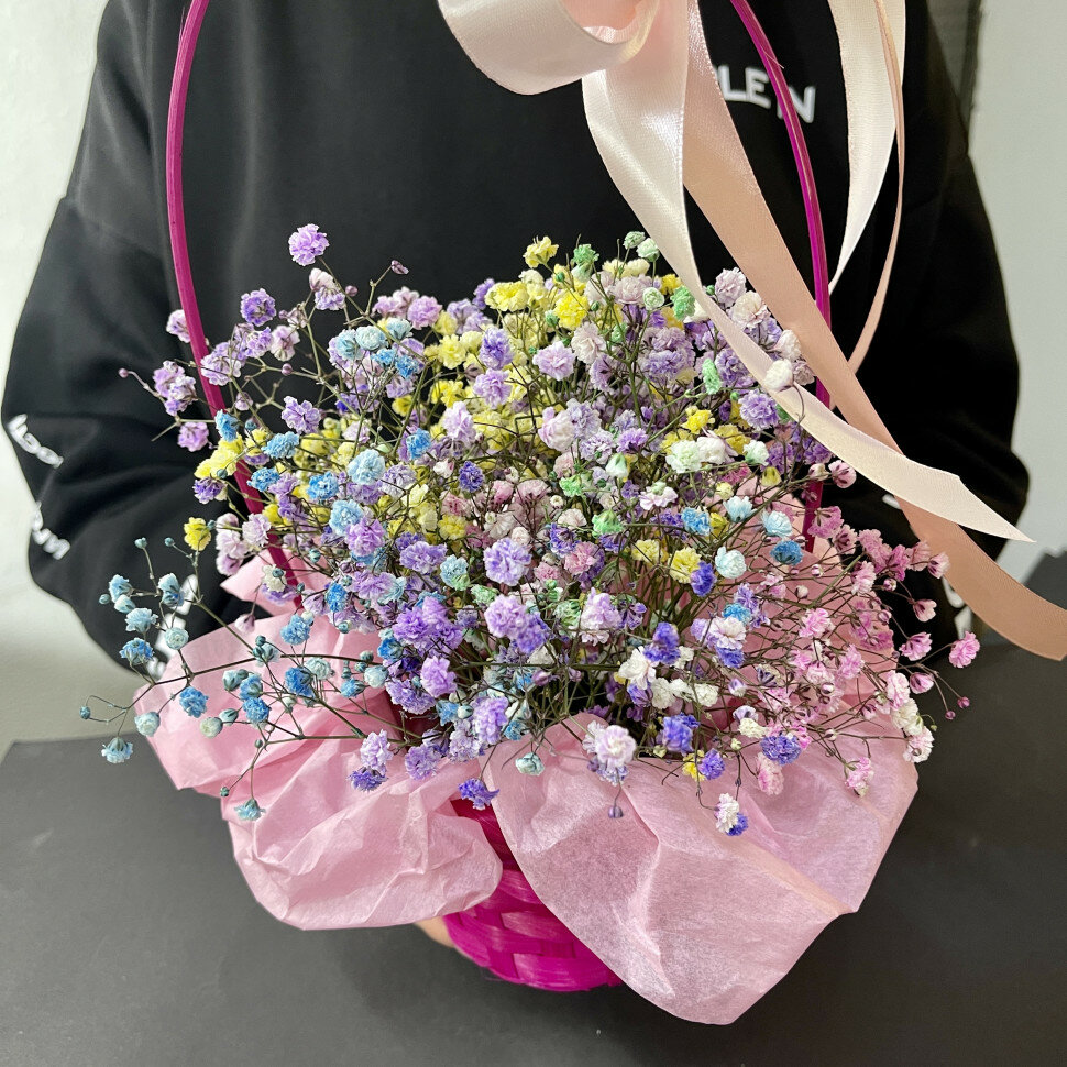 Радужная гипсофила в розовой корзиночке разноцветный букет