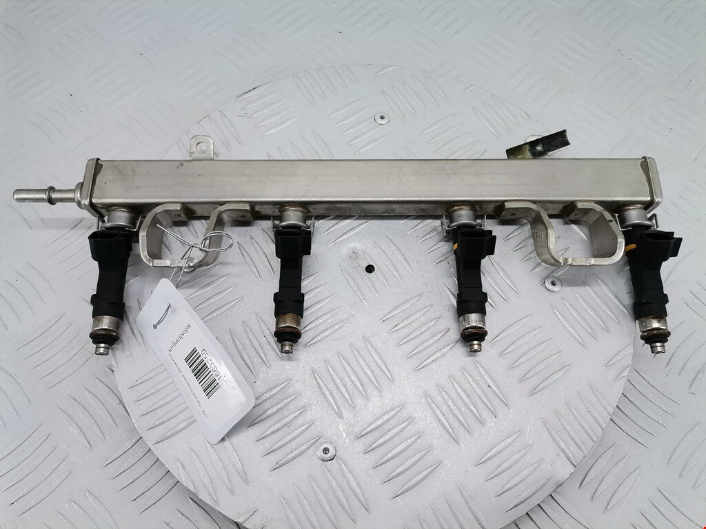 Форсунка бензиновая электрическая Mazda MPV 2 L3G513250 арт. 1663250