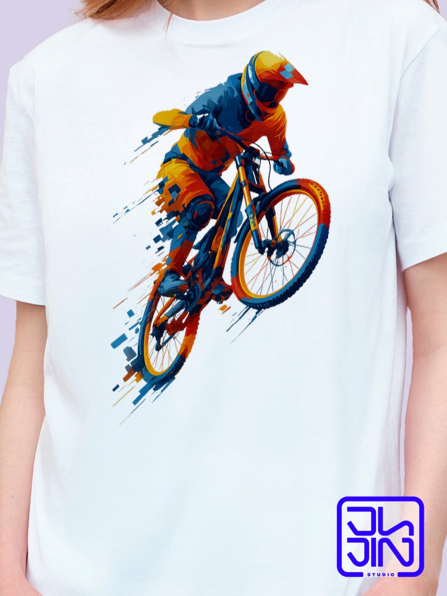 Футболка классическая женская с авторским принтом Крутой оранжевый, синий велосипедист в уличном экстриме на горном велосипеде, белый хлопковый трикотаж с прикольным рисунком на груди