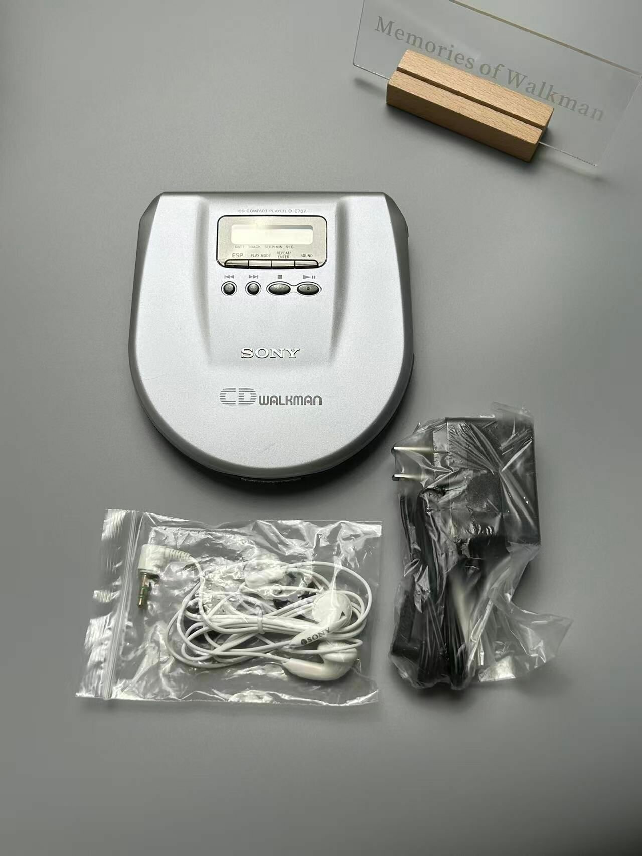 Sony D-E707 Серебристый портативный CD-плеер Оптический выход Поддержка всех типов дисков