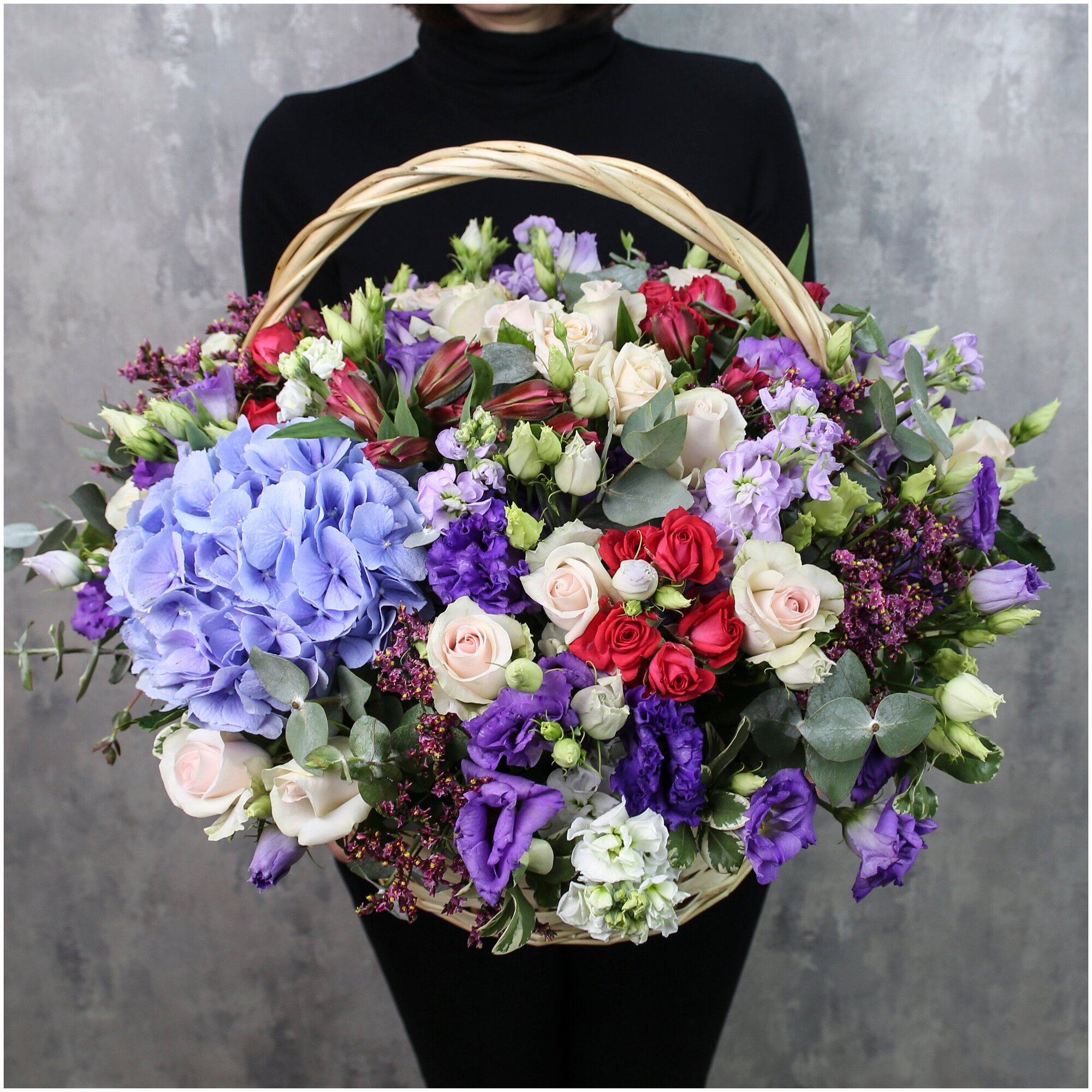 Корзина с цветами «Моне»