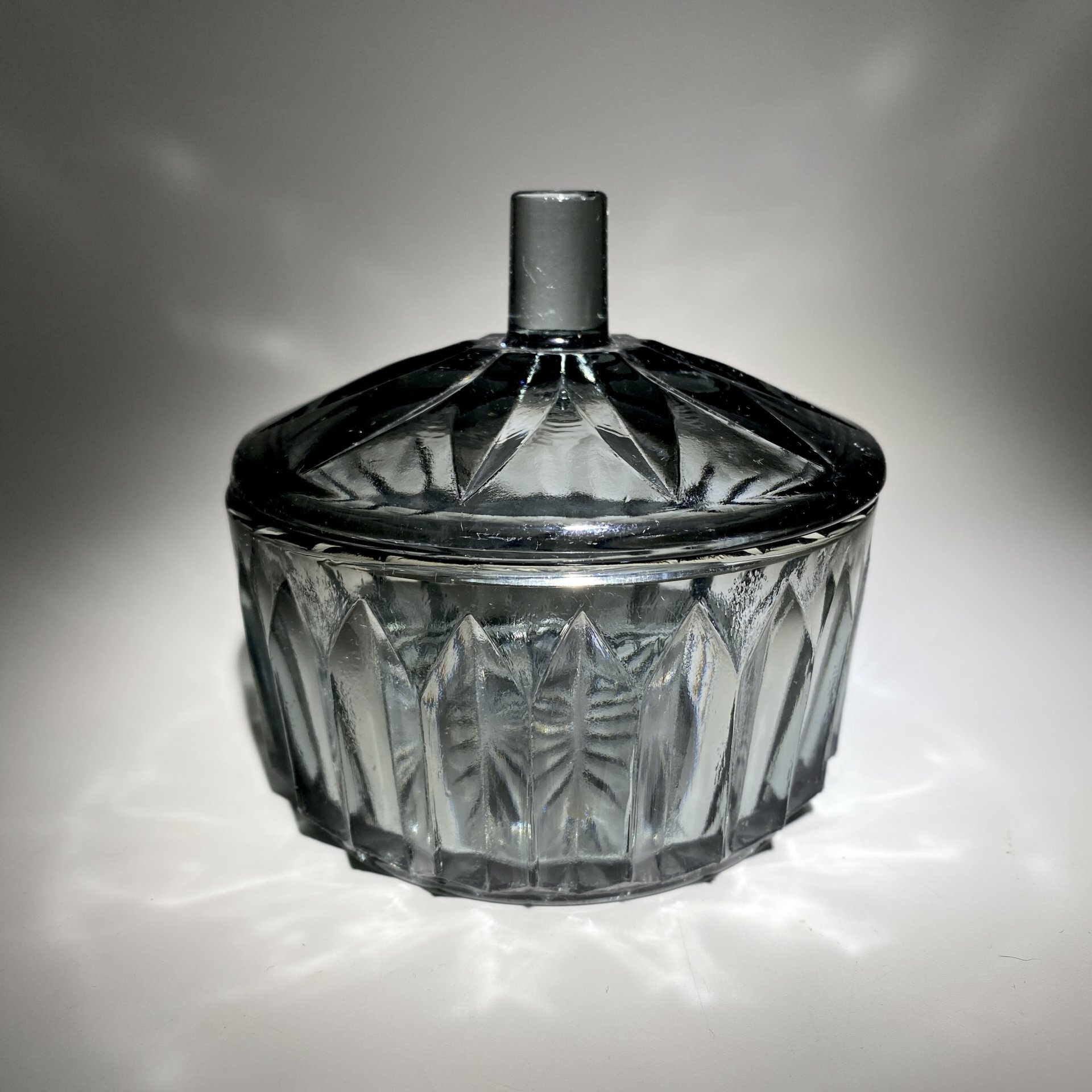 Шкатулка с резным декором, стекло, Россия, 1990-2010 гг.