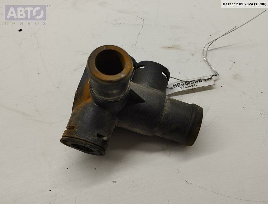 Фланец (тройник) системы охлаждения Audi 80 B3 (1987-1992)