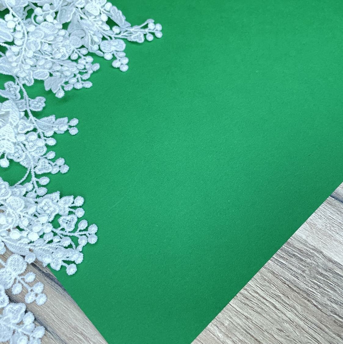 Дизайнерская бумага цвет зеленый, плотность 260 гр, размер 35*50 см
