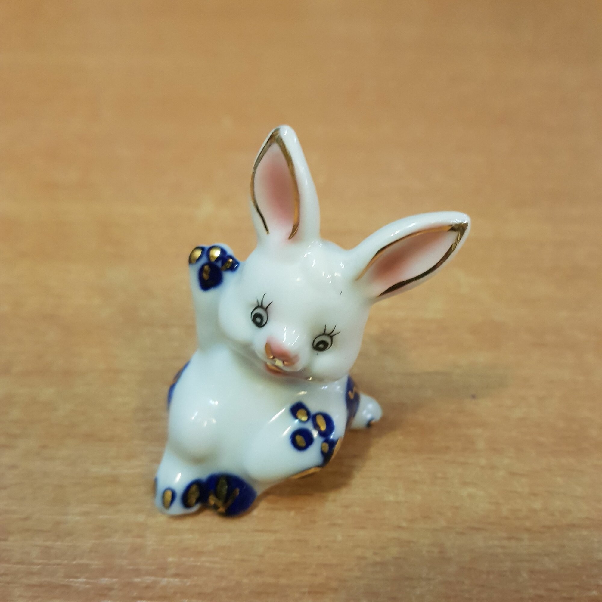 Фигурка декоративная "Кролик Луи" мини 6х4х3см фарфор гжель, 1425