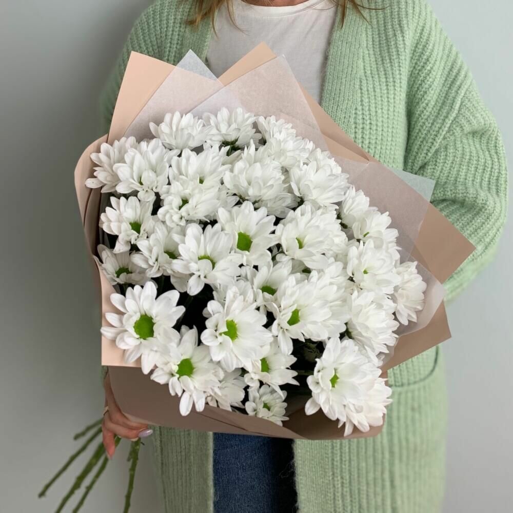 Букет Well-flowers "Натали", хризантемы, круглый, 5 стеблей, 50см, белый, в плёнке, букет свежих цветов — фото 1
