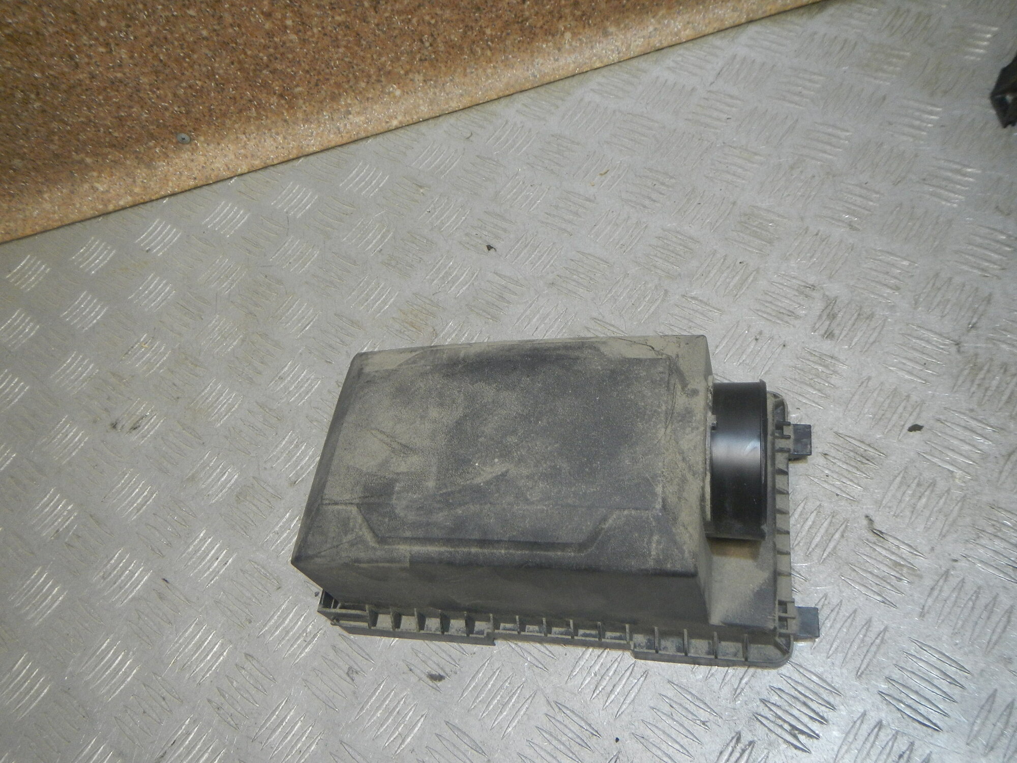 Б/У Крышка воздушного фильтра, Hyundai (Хендэ)-SOLARIS (17-) HYUNDAI SOLARIS (17-) Отколоты небольшие куски. 525502 Hyun...