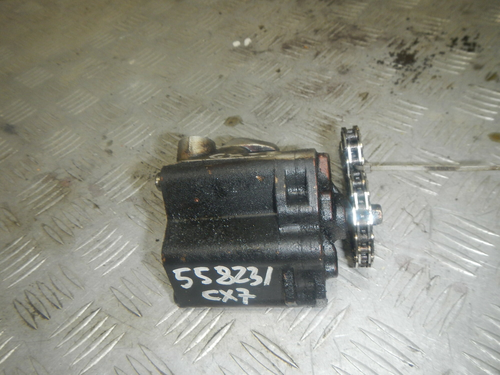 Б/У Насос масляный, Mazda (Мазда)-CX-7 (07-) MAZDA CX-7 (07-) Без видимых повреждений. 558231 MAZDA арт. L50114100A