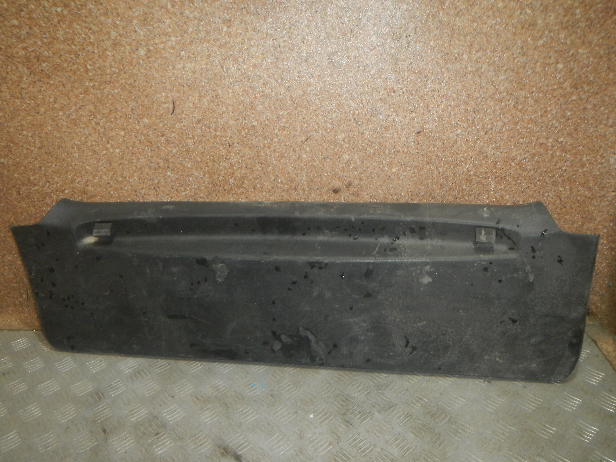 Б/У Обшивка двери багажника, Nissan (Ниссан)-NOTE (E11) (06-) NISSAN NOTE (E11) (06-) Грязная, царапины. 554503 NISSAN а...