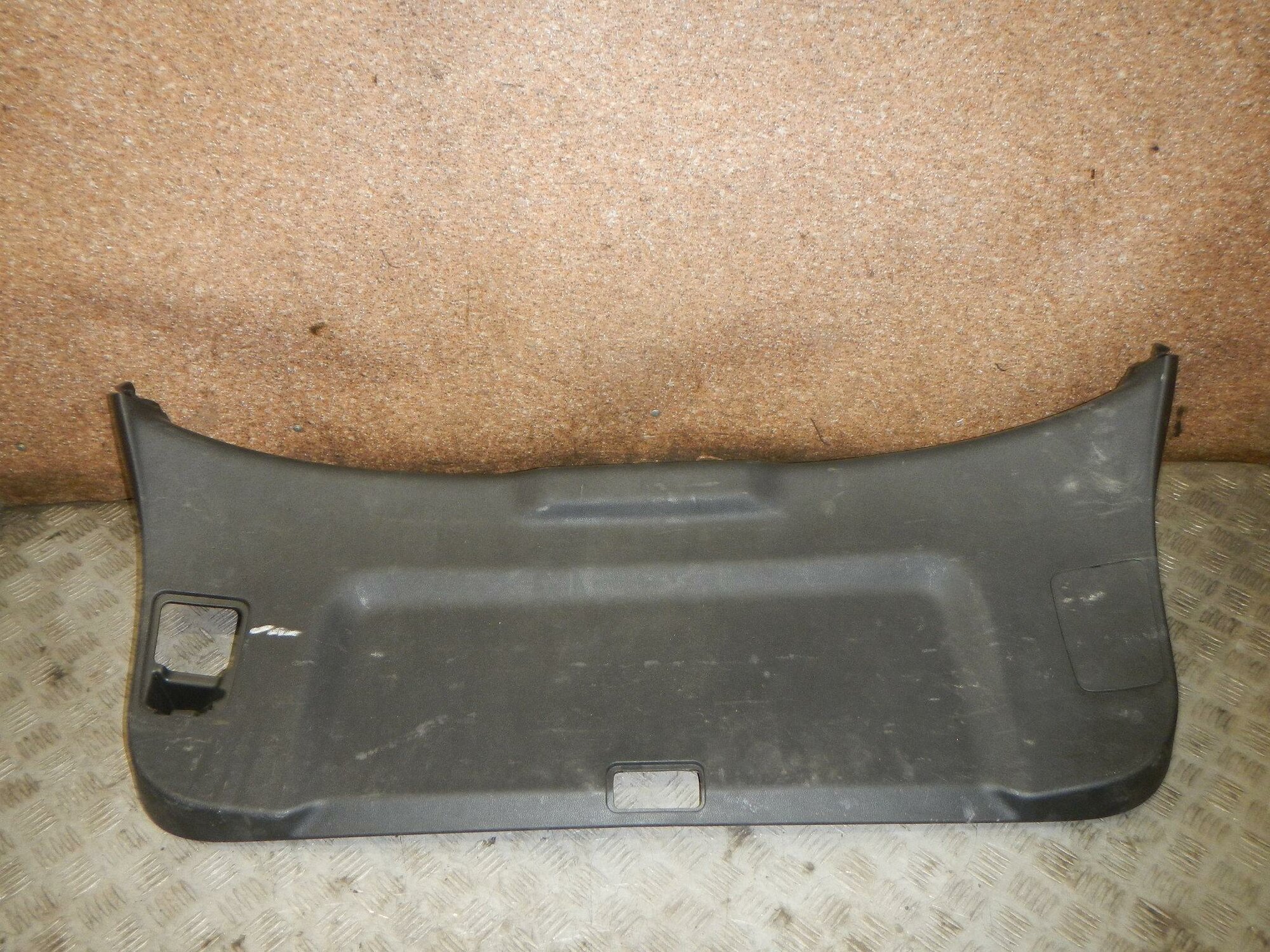 Б/У Обшивка двери багажника, Mitsubishi (Митсубиси)-ASX (10-) MITSUBISHI ASX (10-) Нижняя. Царапины. 463257 MITSUBISHI ар...