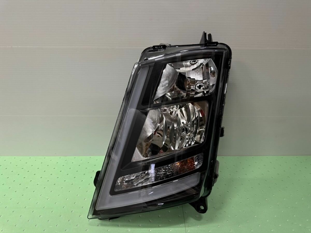 Фара галогенная головная VOLVO FH4 FM4 FMX2 левая ручная регулировка (вольво ФШ4 ФМ4 ФМХ2)