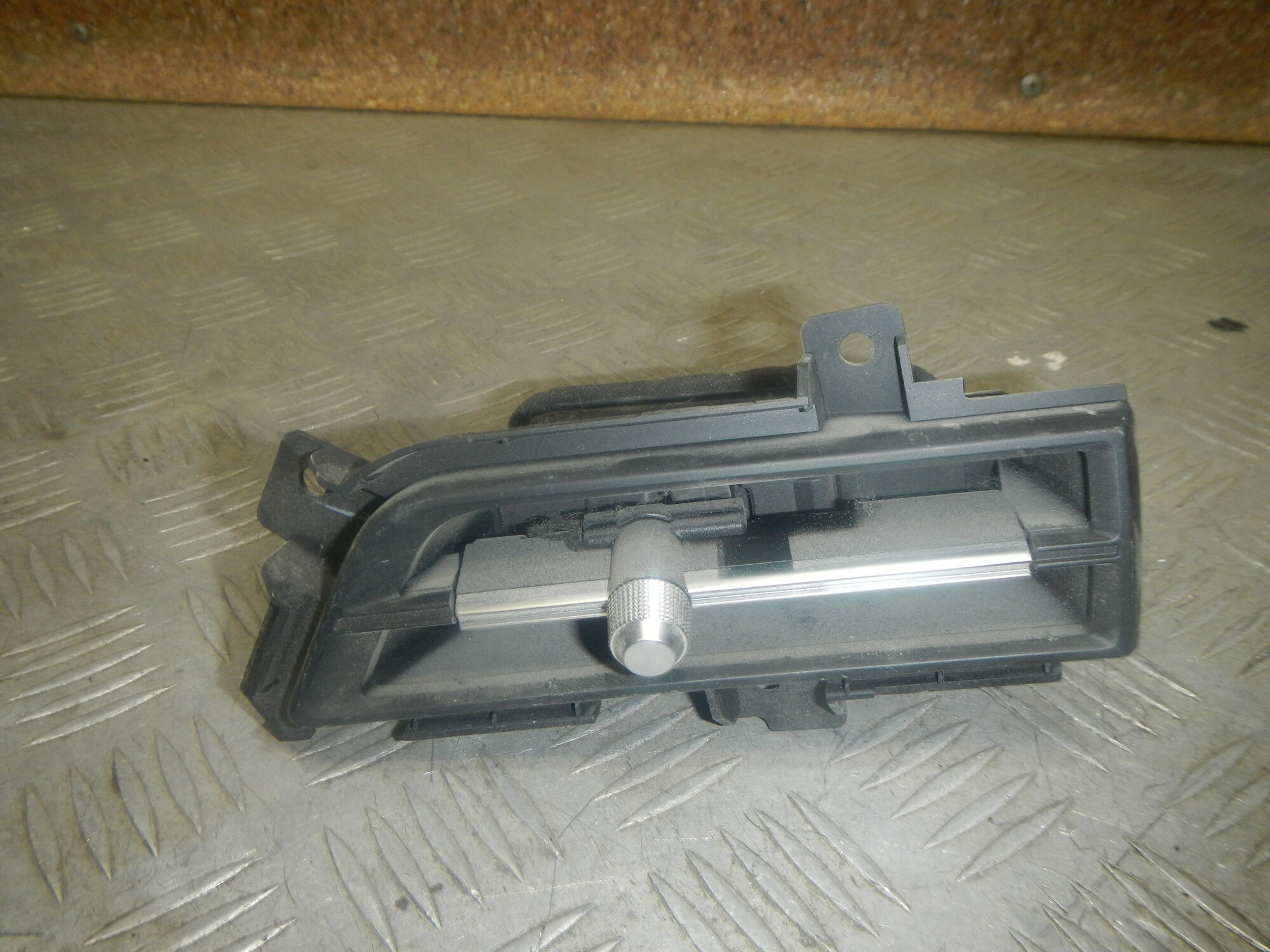 Б/У Дефлектор воздушный, Chery (Чери)-TIGGO 7 PRO (20-) Chery TIGGO 7 PRO (20-) левый Грязный. 584883 CHERY арт. 40100112...