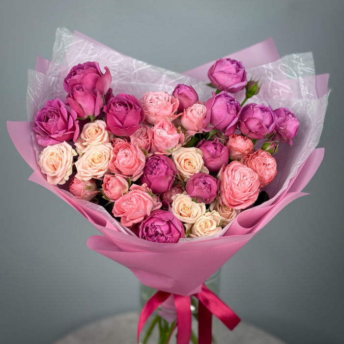 Букет из 9 кустовых пионовидных роз микс в стильной упаковке. «365 Поводов» - живые цветы с доставкой