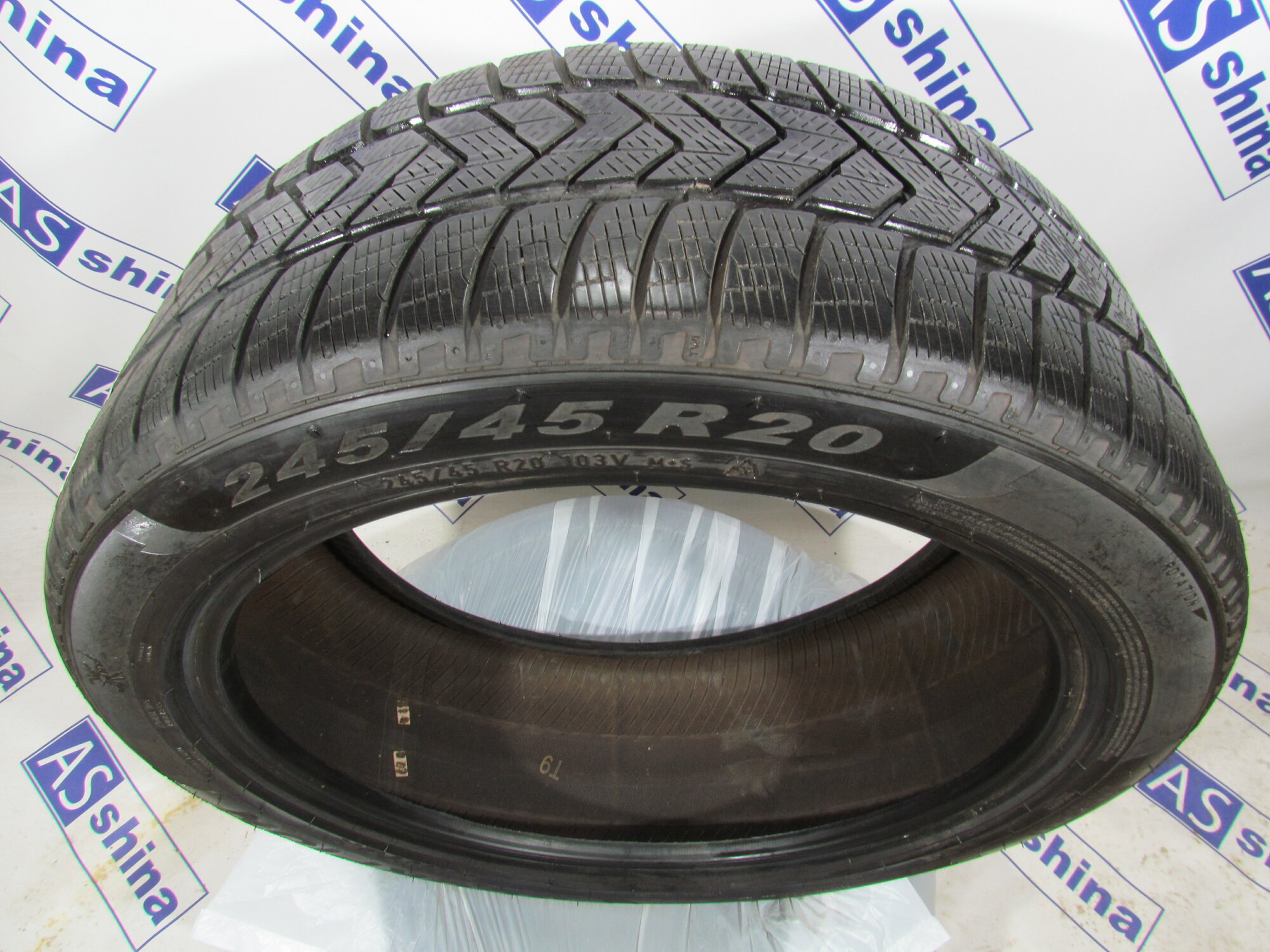 Комплект (2 шт) Pirelli Scorpion Winter 245 45 R20 зимние БУ шины 5-10% износ , артикул 0017645