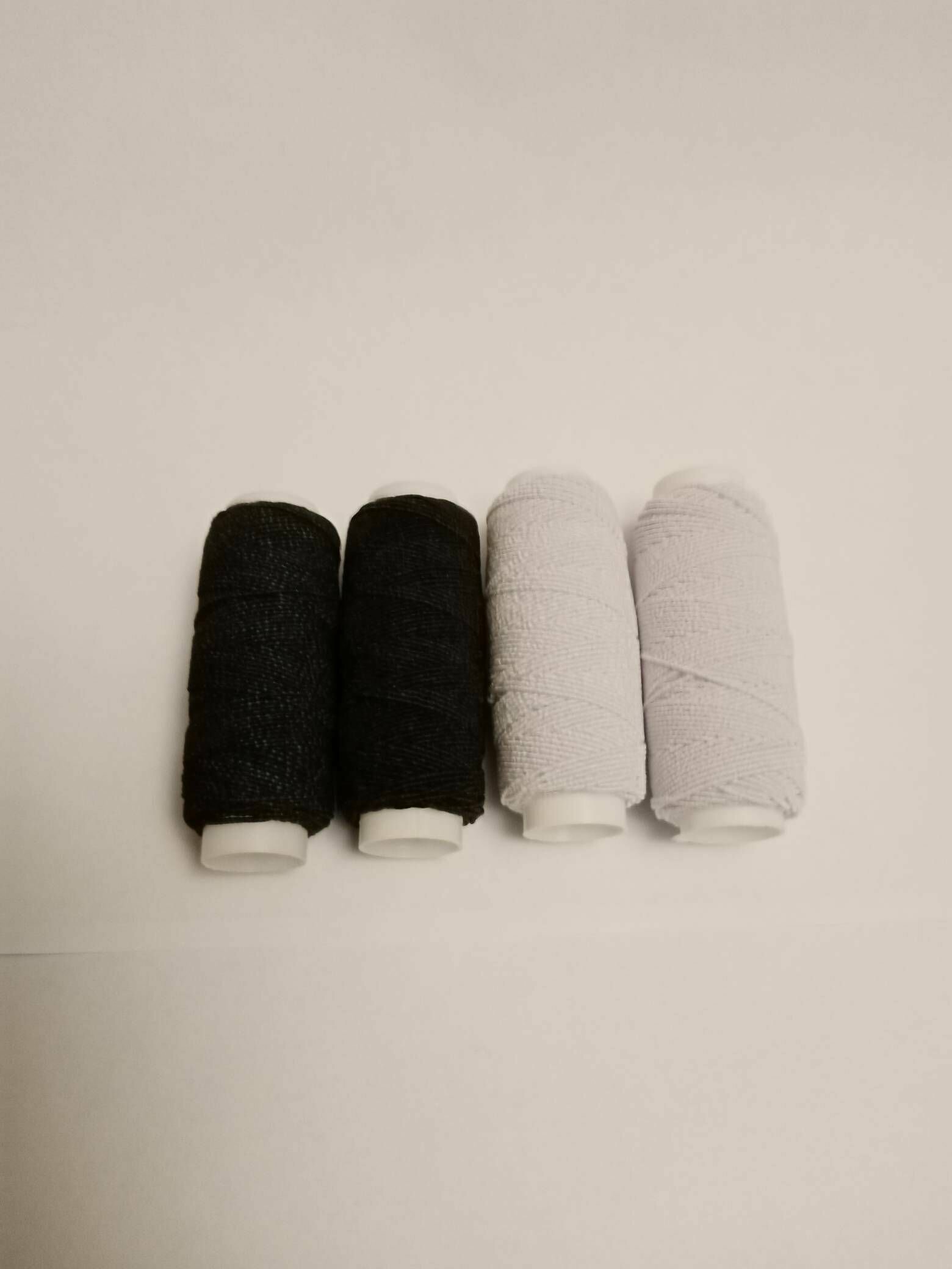 Нитка-резинка (спандекс)2шт. белого+2шт. черного цвета, эластичная нить