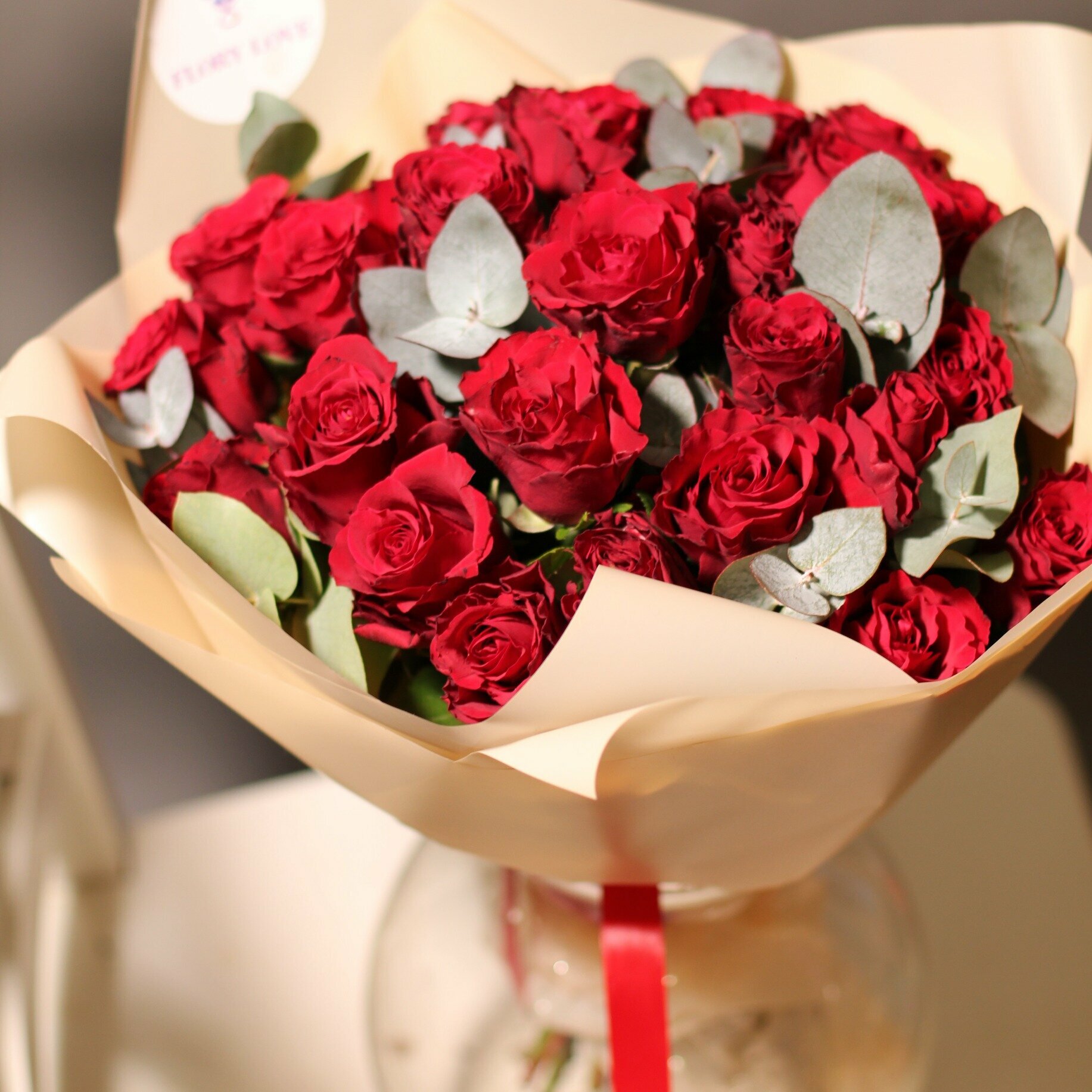 Монобукет FLORY LOVE "Бордо", розы, ветви эвкалипта, крафт-бумага, 25 шт