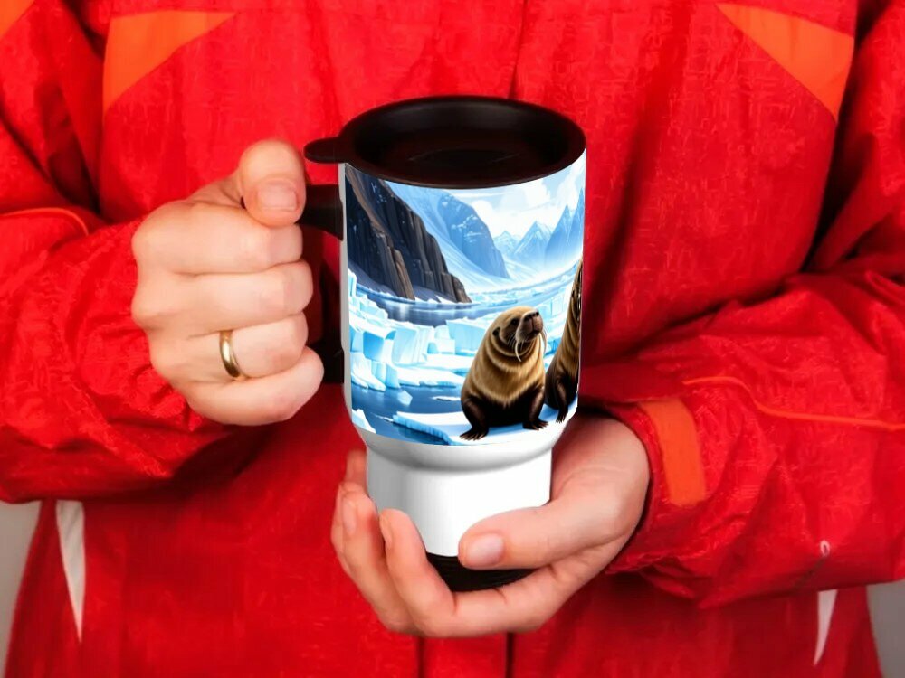 Тремокружка для авто с принтом "На картине изображены четыре моржа, сидящих на ледяных берегах в арктическом пейзаже. Каждый морж имеет коричневую шкуру и выдающиеся клыки, а." 0.5 л.