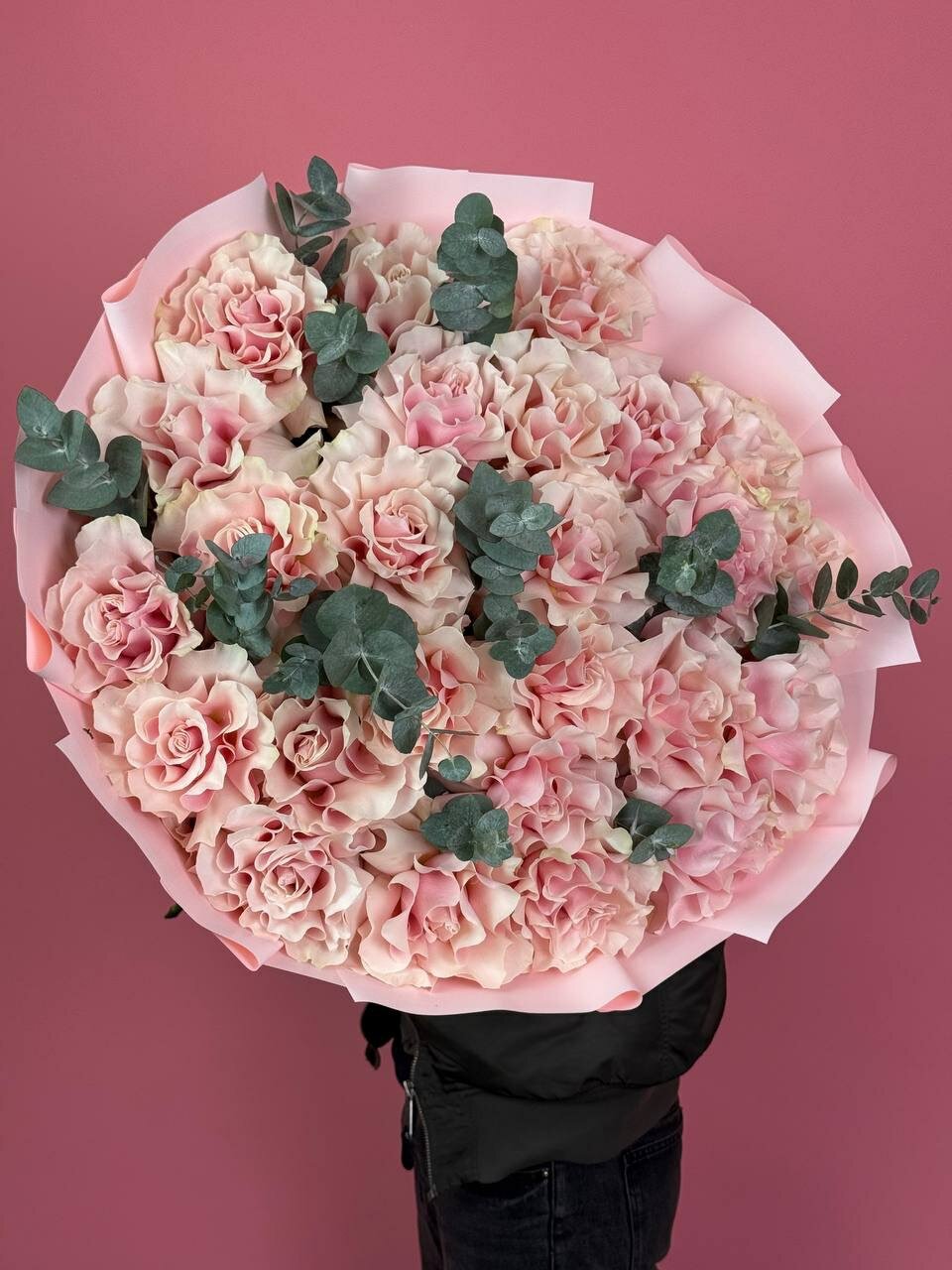 Нежный букет из WOW розы Пинк Мондиаль с ароматным эвкалиптом с доставкой до двери