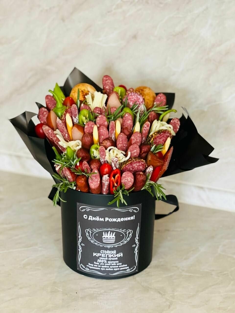 Снеки / Набор закусок в коробке / Подарок мужчине колбасный букет