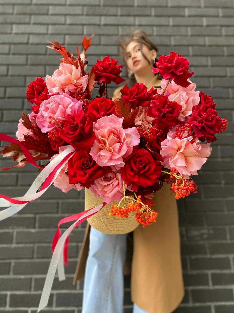 Букет живых цветов NURA FLOWERS осенняя композиция в корзине из 25 французских роз, 5 вибернум калина и 10 листьев дуба