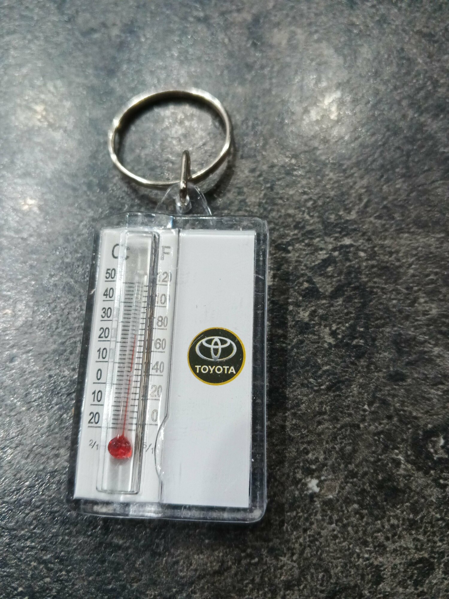 Брелок автомобильный Toyota с термометром