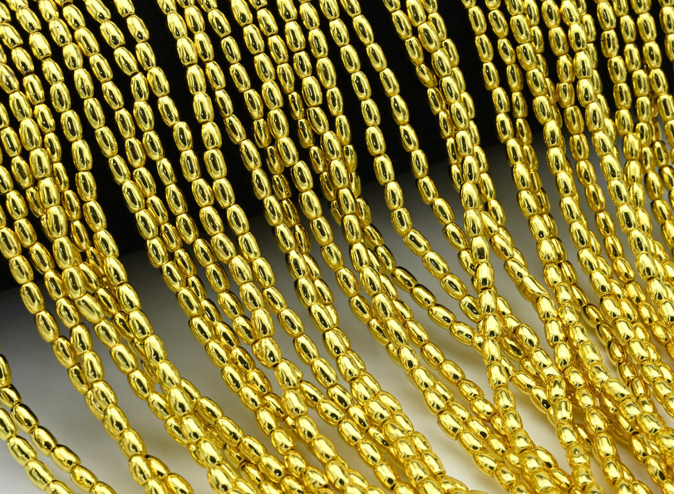 Бусины из гематита рис 3*5мм цв. золотой, 38см, 82 бусины .