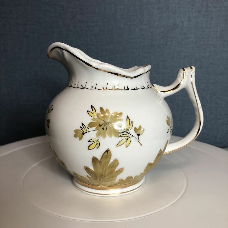 Молочник винтажный, Вербилки СССР "золотой барбарис", фарфор, живопись, позолота.