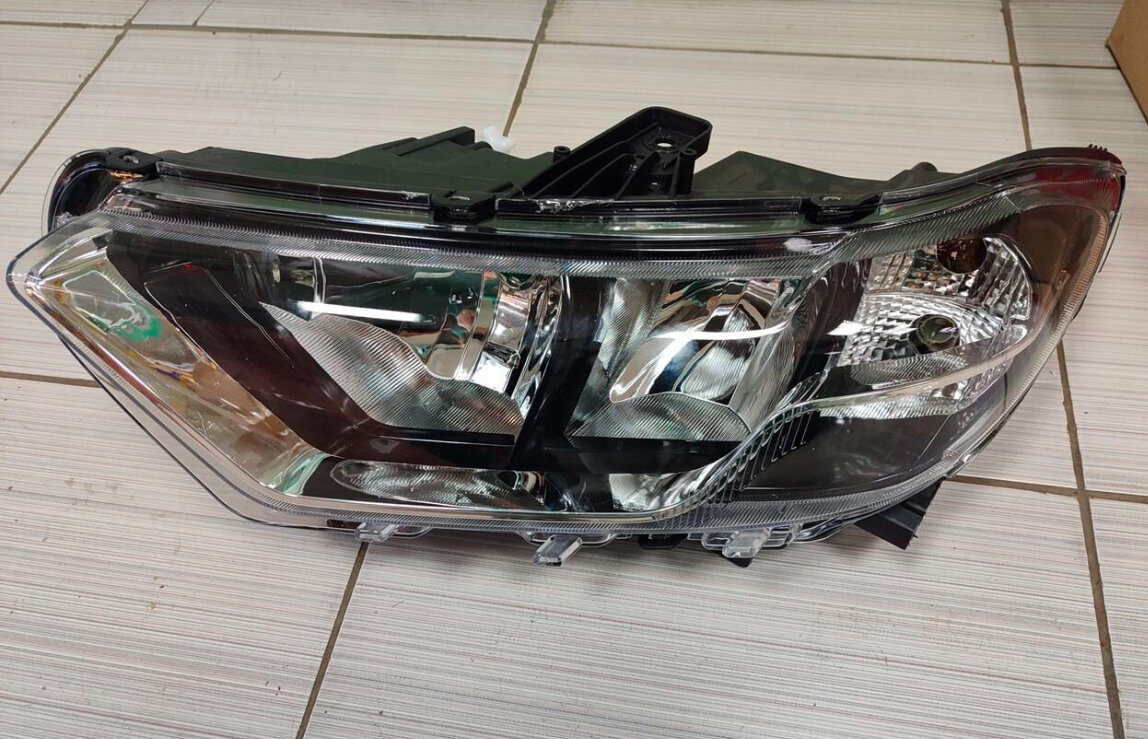 Фара Niva Travel левая новый образец под галогенные лампочки