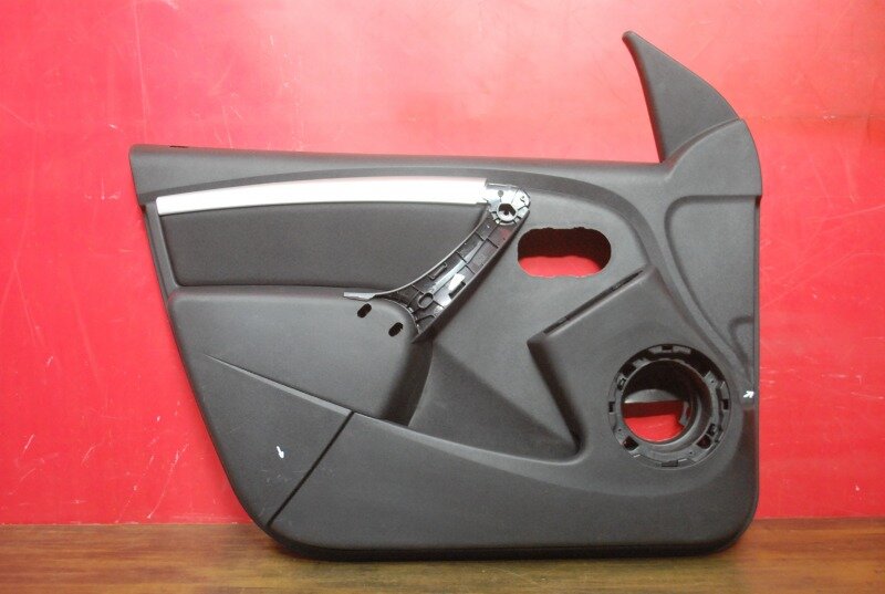 Обшивка двери передней левой Nissan Terrano перед. лев. (б/у) 8090100Q2F