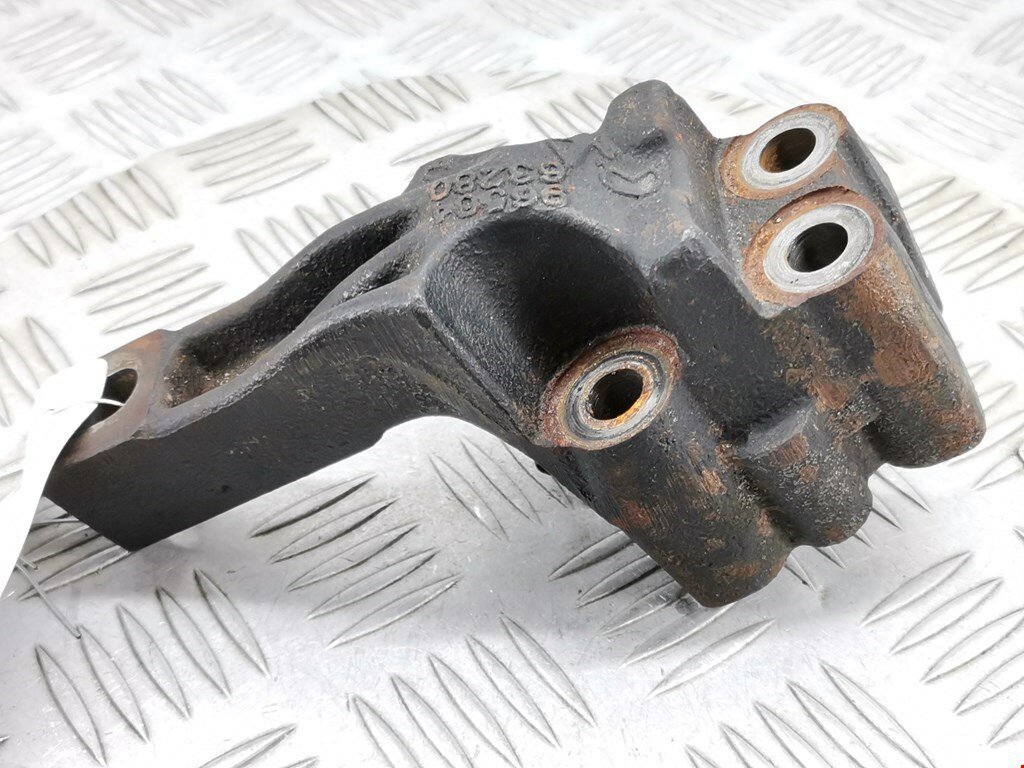 Кронштейн (крепление лапа) двигателя Peugeot 607 арт. 1834582