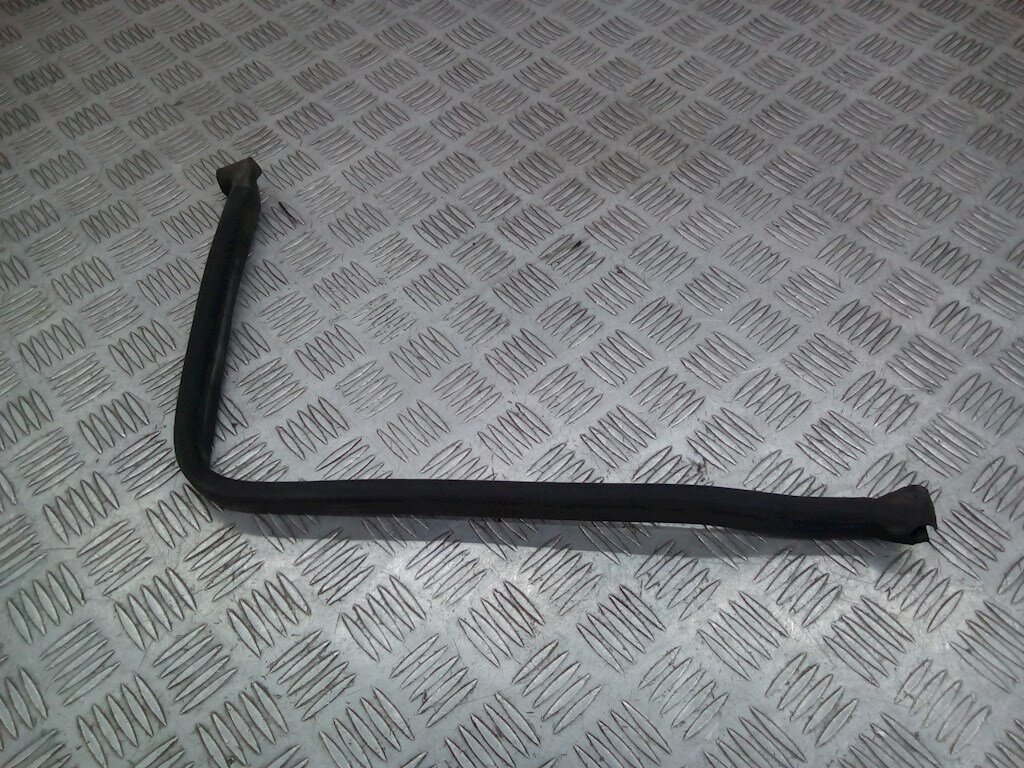 Уплотнитель капота BMW 5-Series (E39) 51718238599 арт. 510941