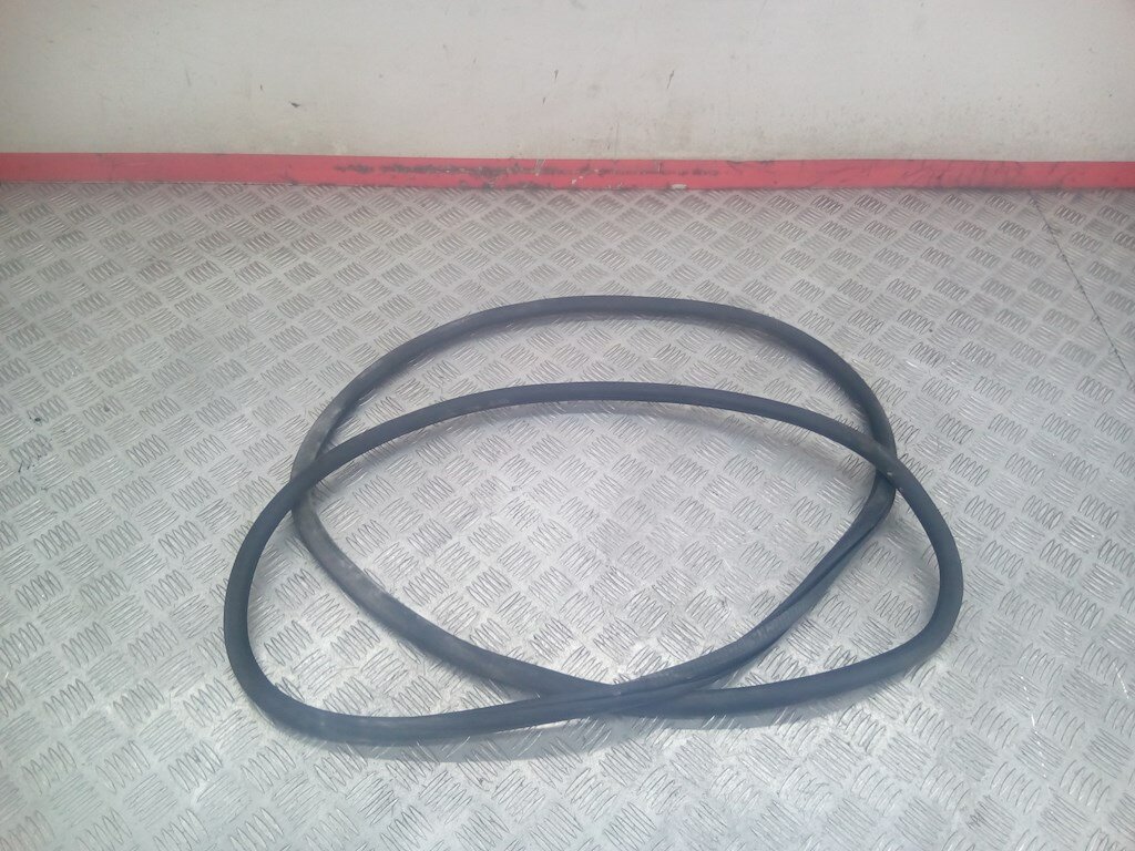 Уплотнитель двери Volkswagen Touareg 1 7L0867365E арт. 503873