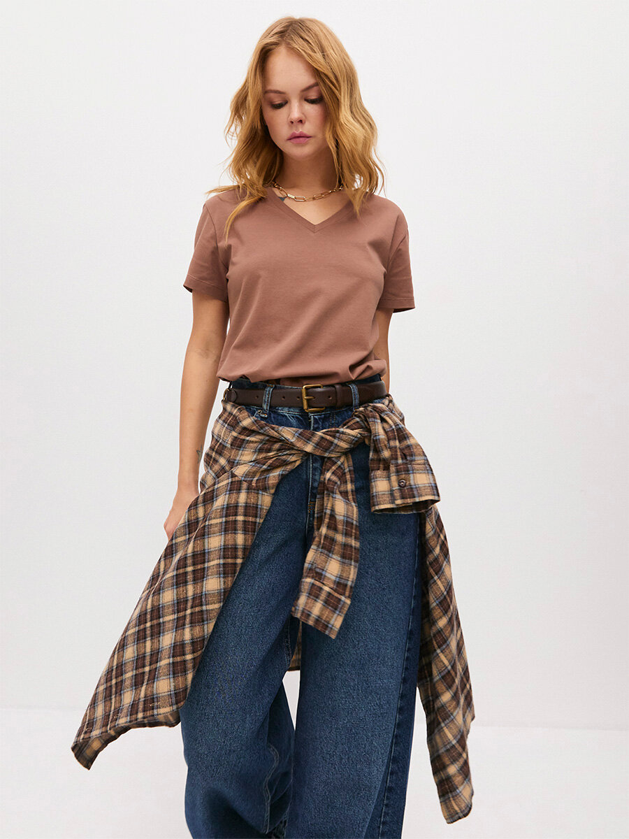 Футболка с V-образным вырезом