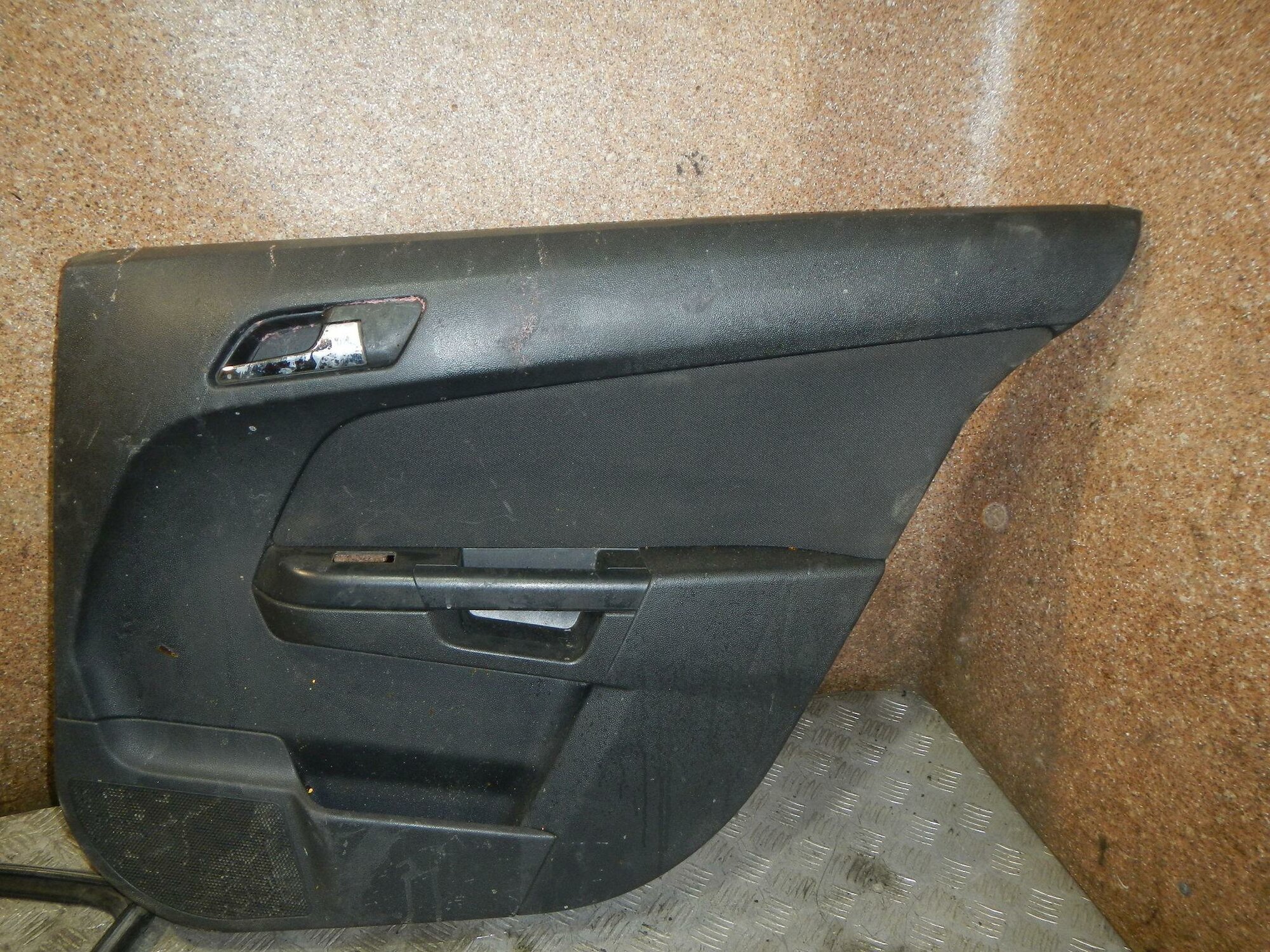 Б/У Обшивка двери задней правой, Opel (Опель)-ASTRA H (04-) OPEL ASTRA H (04-) универсал Грязная, небольшая деформация. 5...