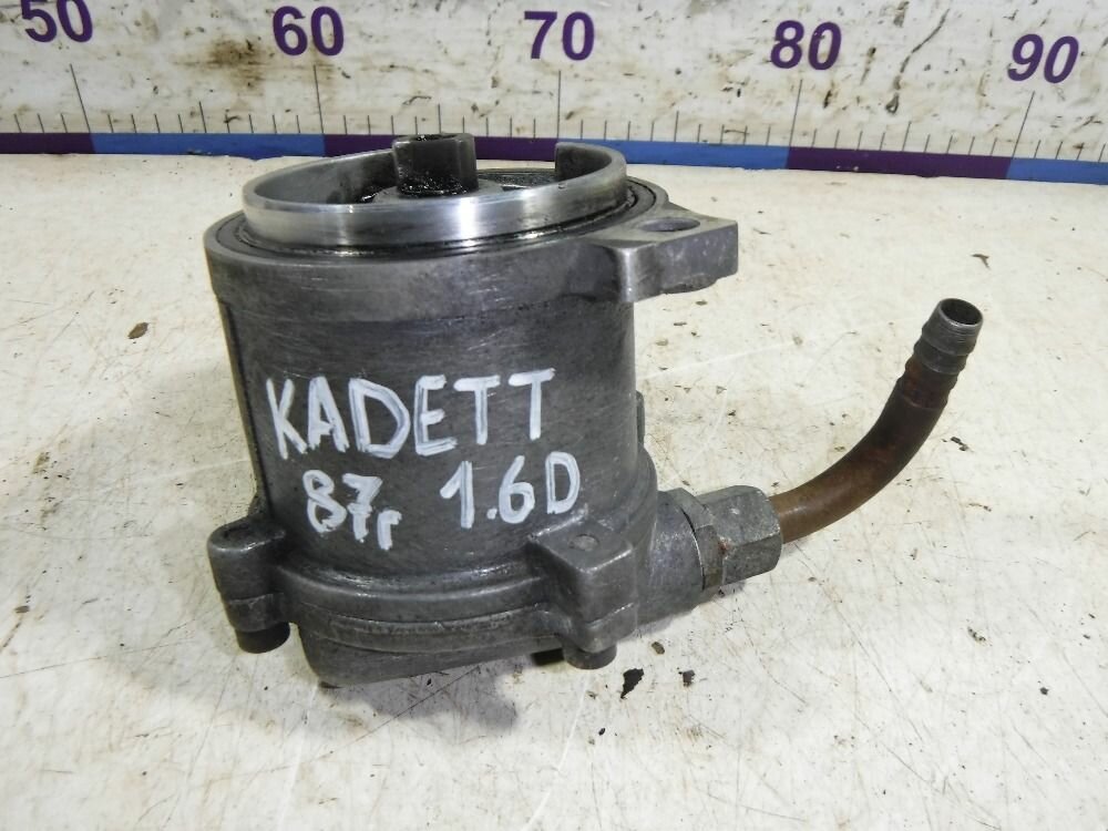 Насос вакуумный Opel Kadett E 90106995
