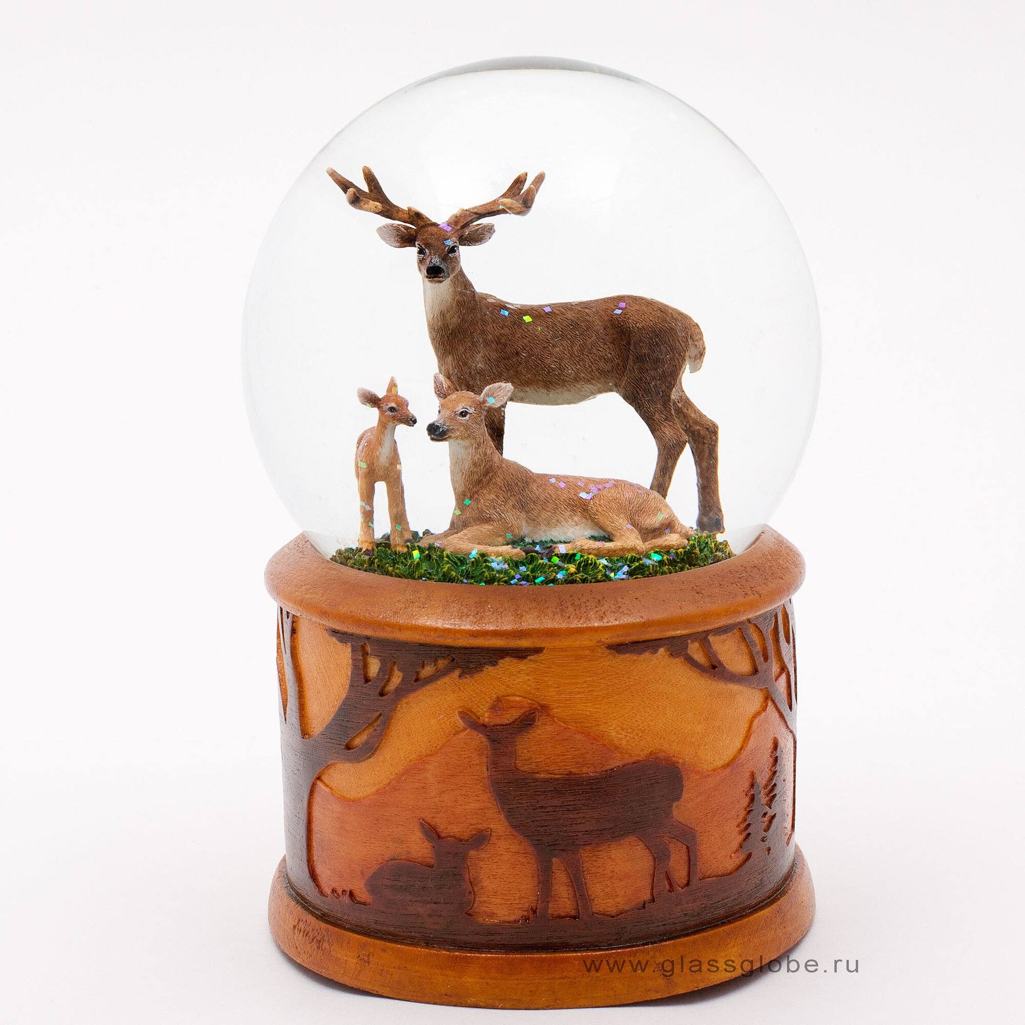 Снежный шар Glassglobe "Олени", с вращением, музыкальный, диаметр 10см