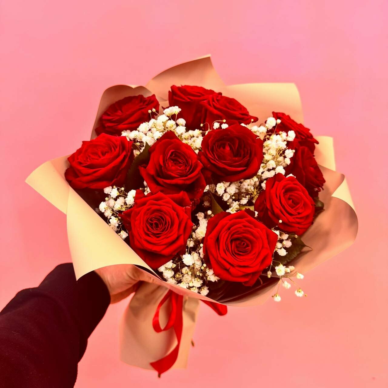 Букет CvetLavkaMsk "Дуо", 13 роз и гипсофилы, красные, белые, оформление пленкой